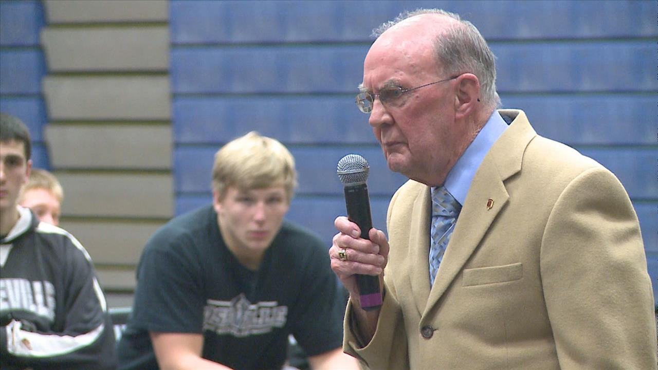 Roseville honors longtime teacher and wrestling coach | kare11.com